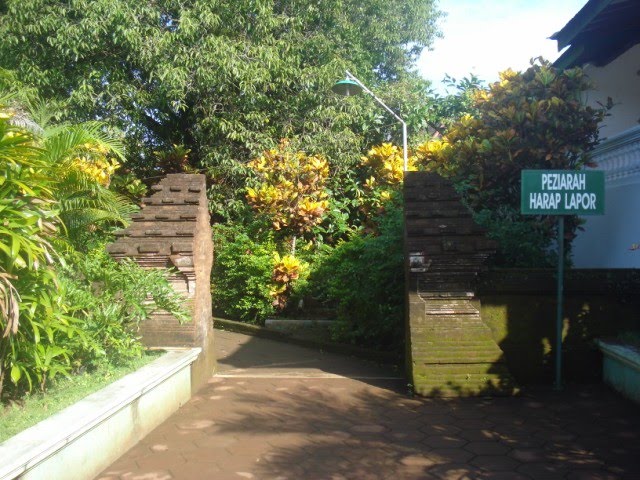 desain: MAKAM DAN MASJID MANTINGAN
